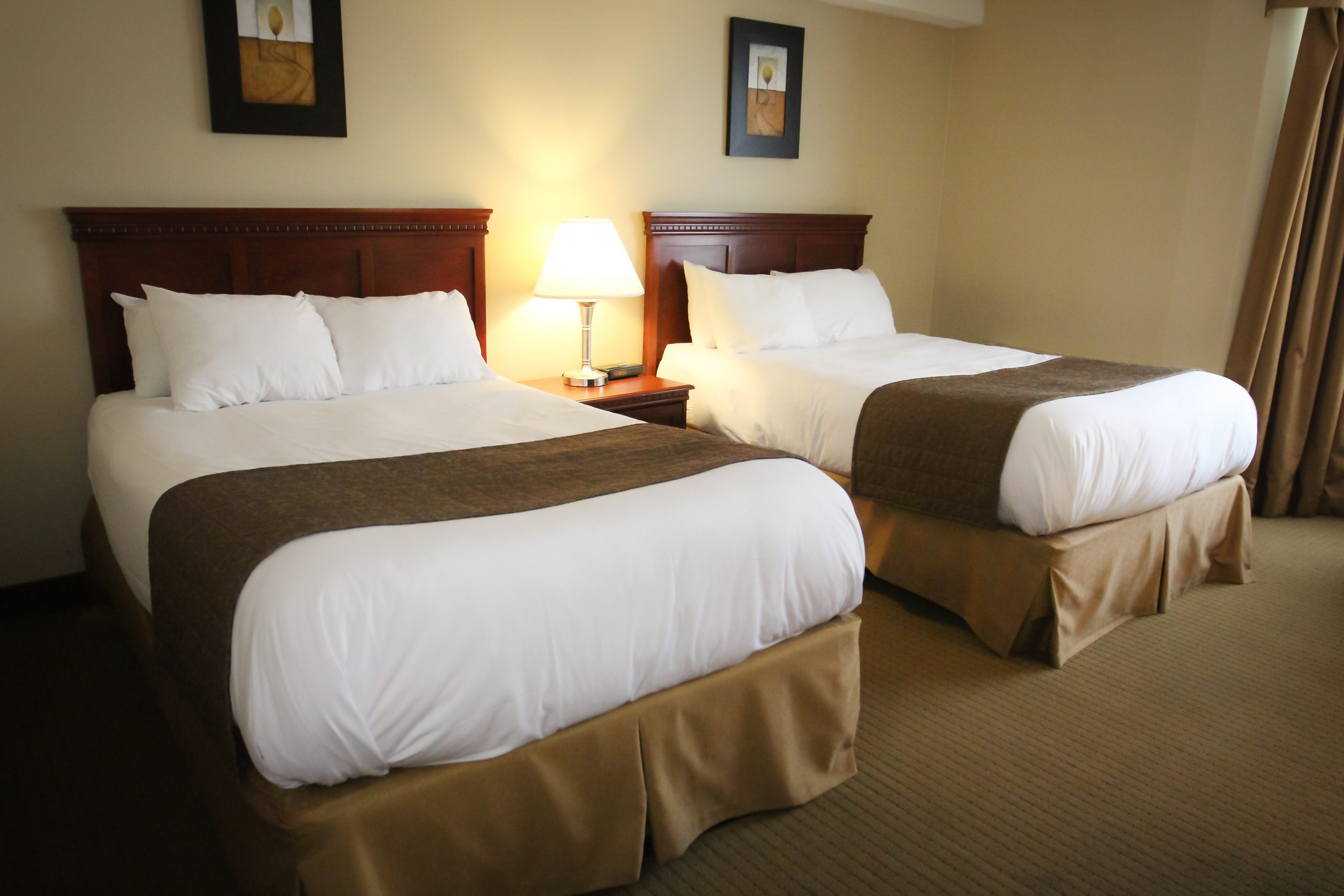 Deluxe Double Room | WelcomINNS Ottawa